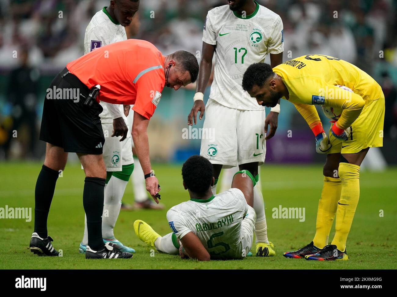 L'arbitre Michael Oliver vérifie l'état d'Ali Al-Bulaihi en Arabie ...