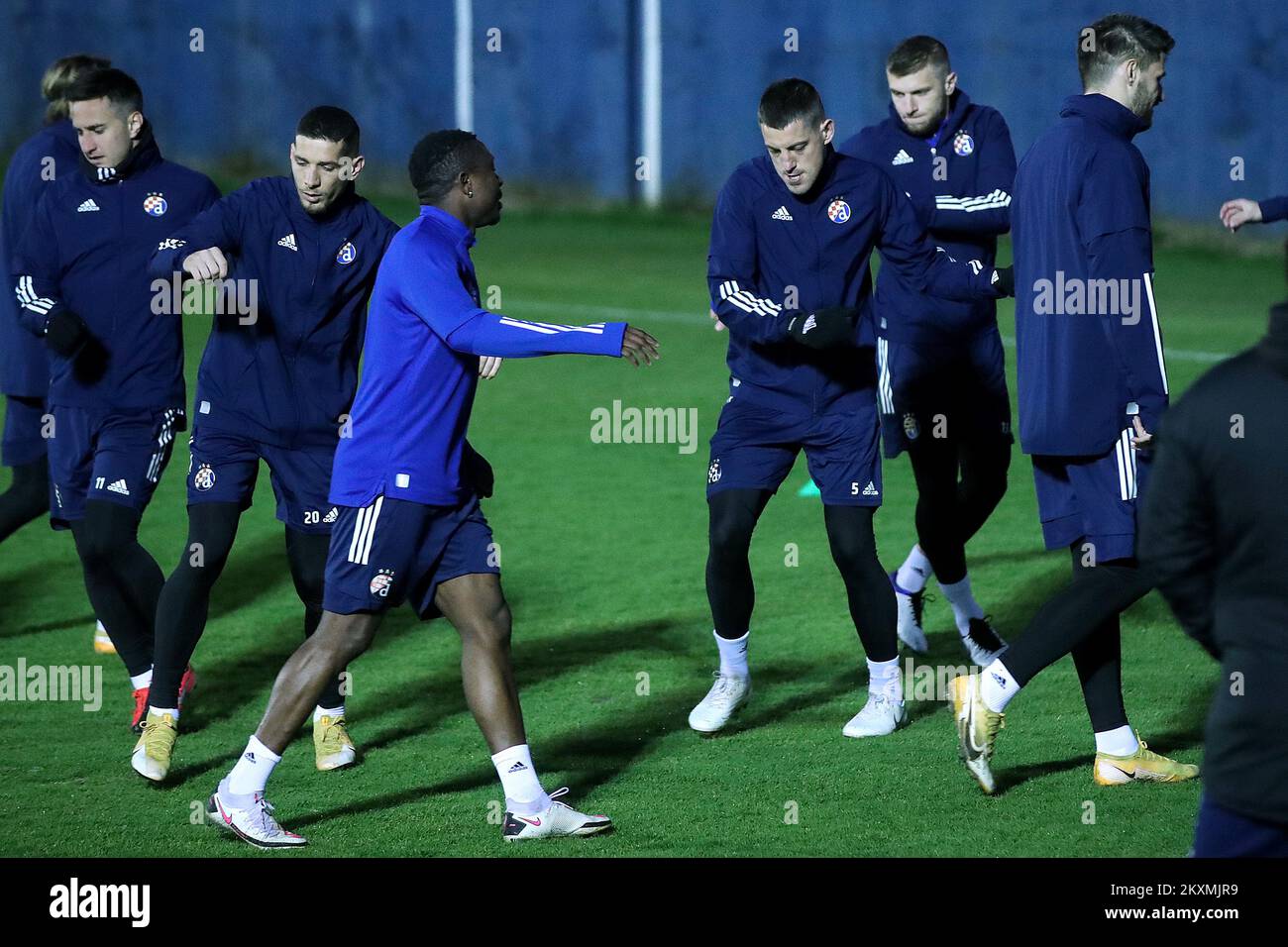 Les joueurs de football de Dinamo pendant la séance d'entraînement au ...