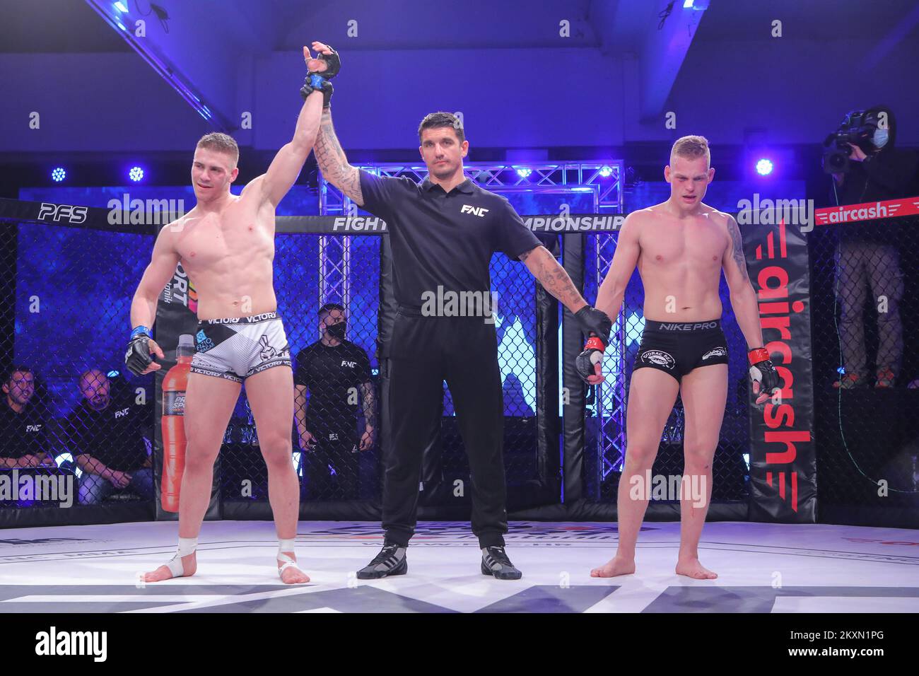 Patrik Celic de Croatie en action avec Marko Bojkovic de Serbie lors du ...