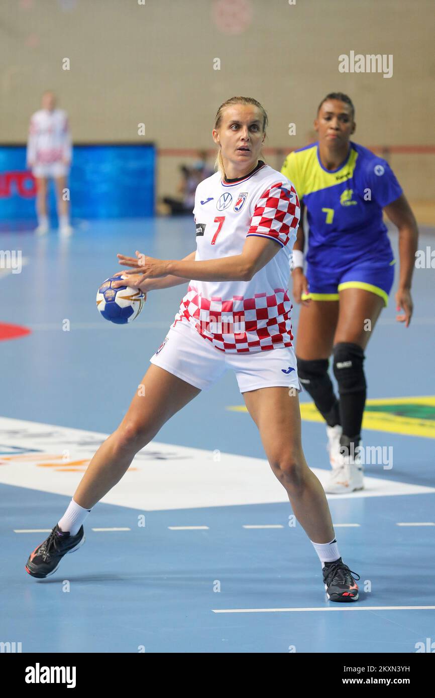 Dora Krsnik de Croatie en action pendant le match de handball de la ...