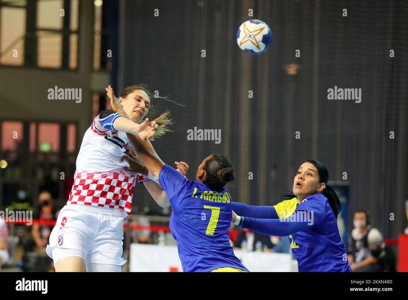 Camila Micijevic, de Croatie, prend un cliché lors du match de handball ...