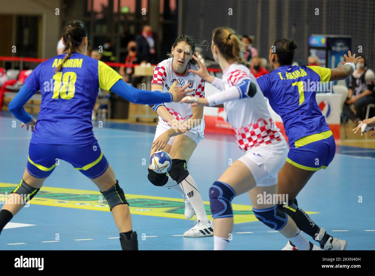 Camila Micijevic, de Croatie, passe une balle lors du match de handball ...