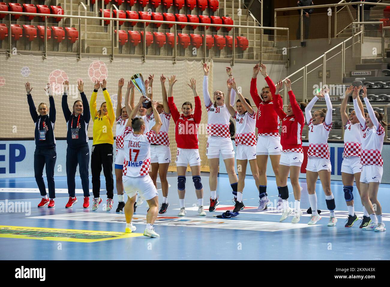 Katarina Jezic, de Croatie, a remporté un trophée lors de la cérémonie ...