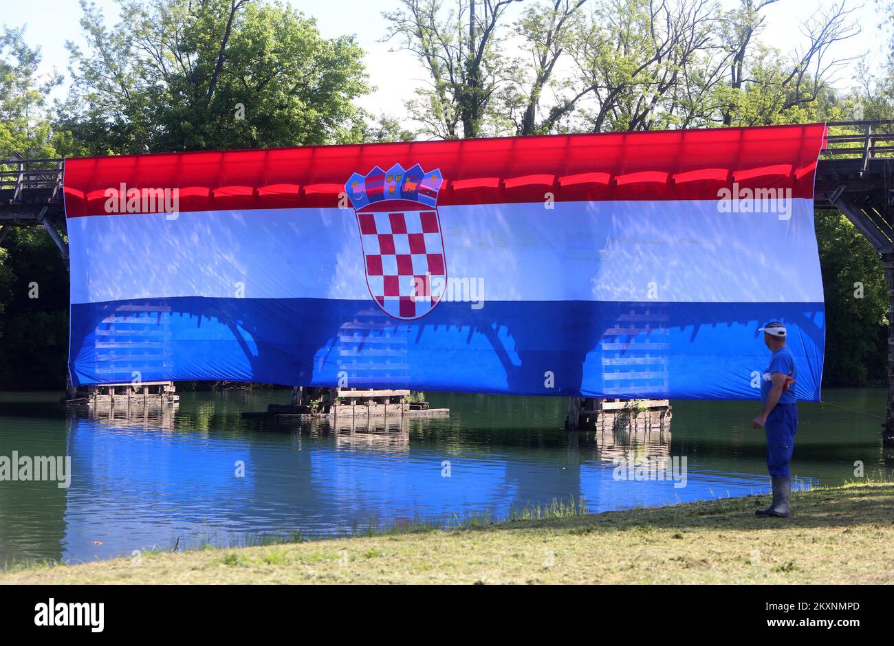 Le drapeau croate de 30 mètres de long peut être vu suspendu sur un ...
