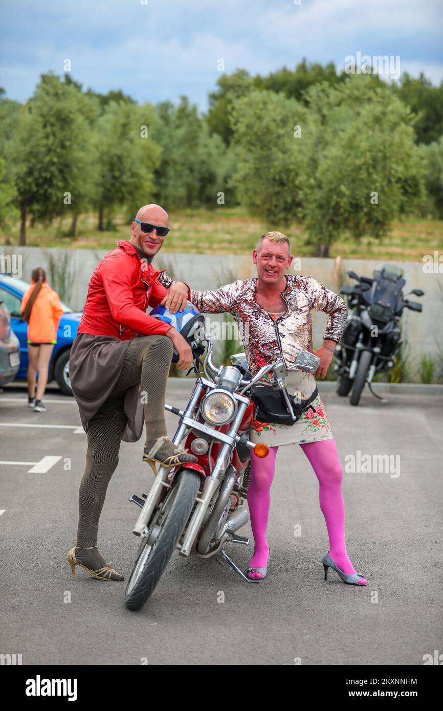 La course traditionnelle de talons hauts a eu lieu sur la route à ...
