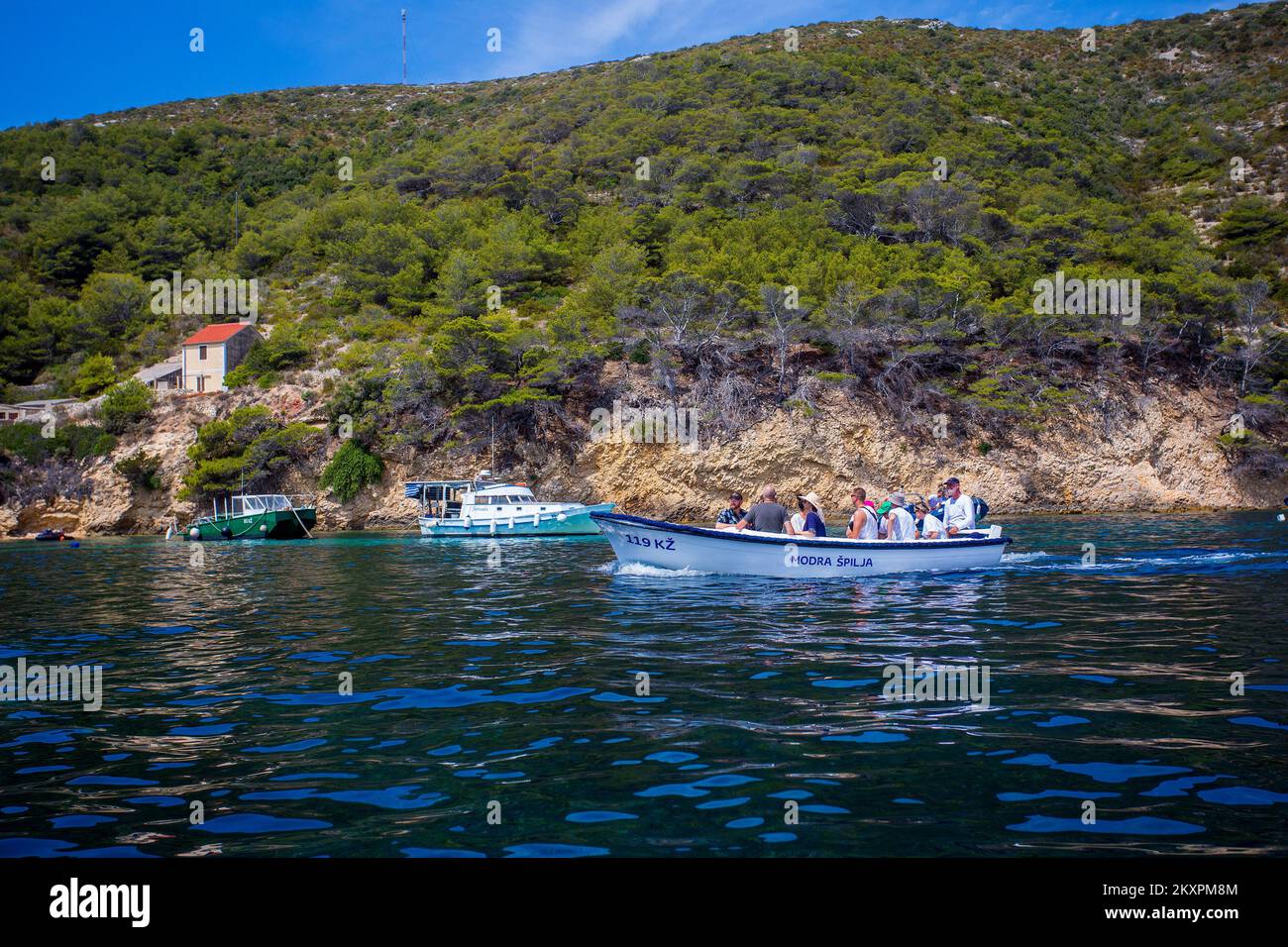 Touristes vus en bateaux , voyageant pour visiter la Grotte bleue, sur ...