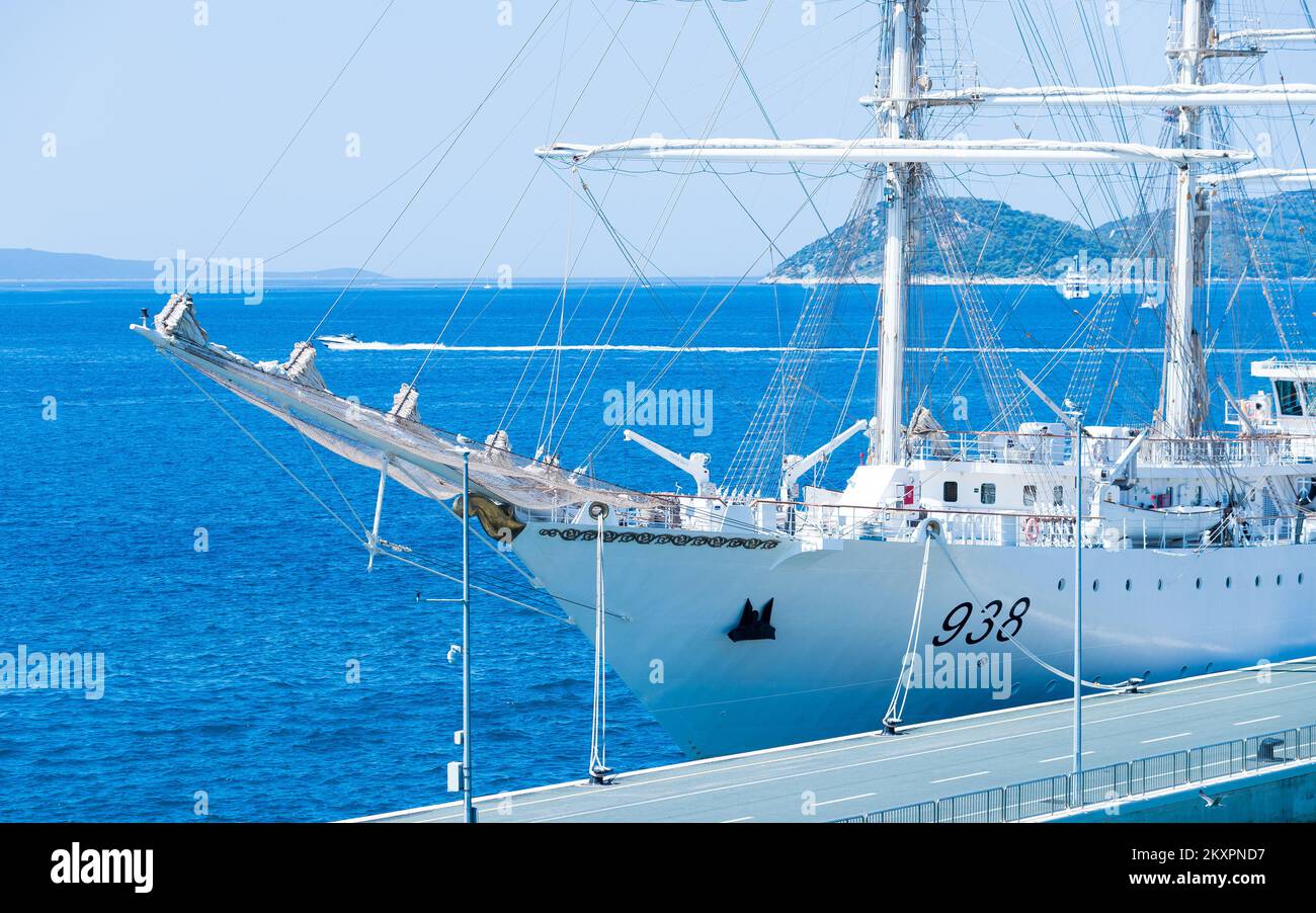 Le navire d'entraînement à la voile de la Marine nationale algérienne ...