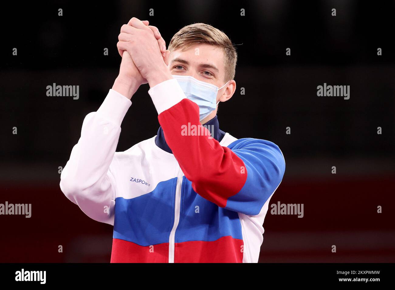 La médaillée d'or Maksim Khramtcov de l'équipe ROC pose avec la ...