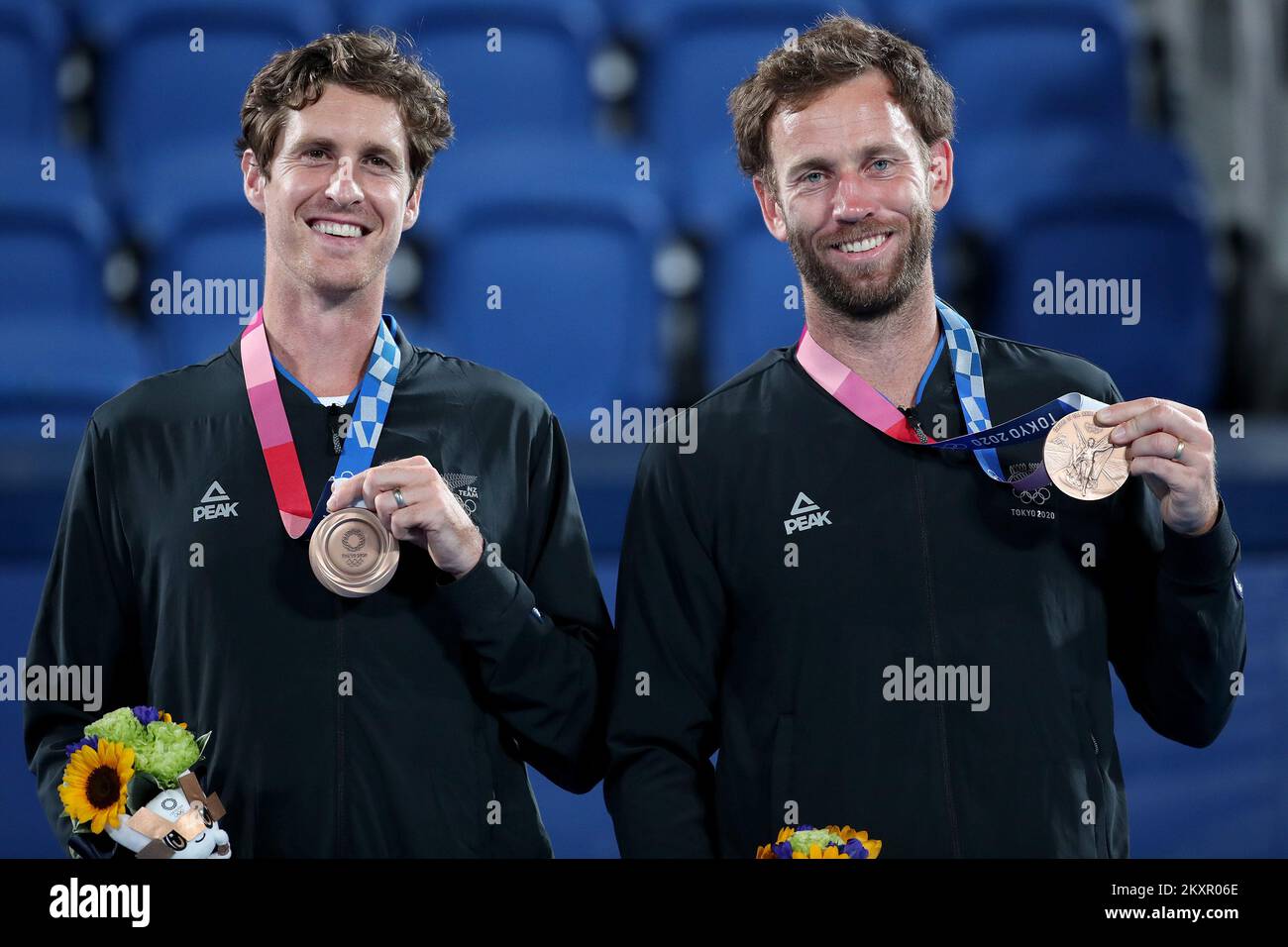 Les médaillés de bronze Marcus Daniell de Team New Zealand et Michael ...
