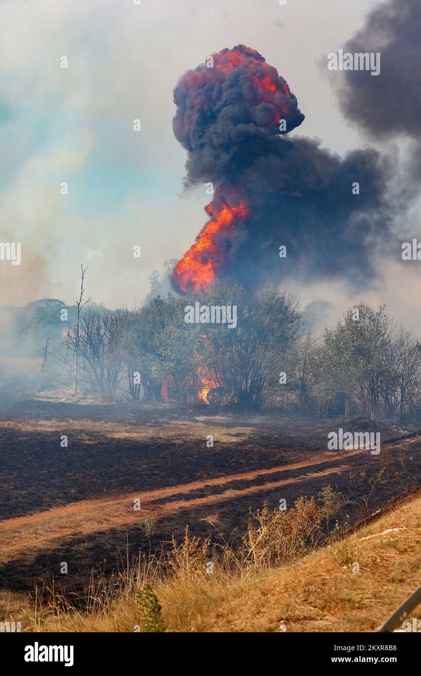 12 août 2021, Pula - Un incendie a éclaté dans le voisinage plus large ...