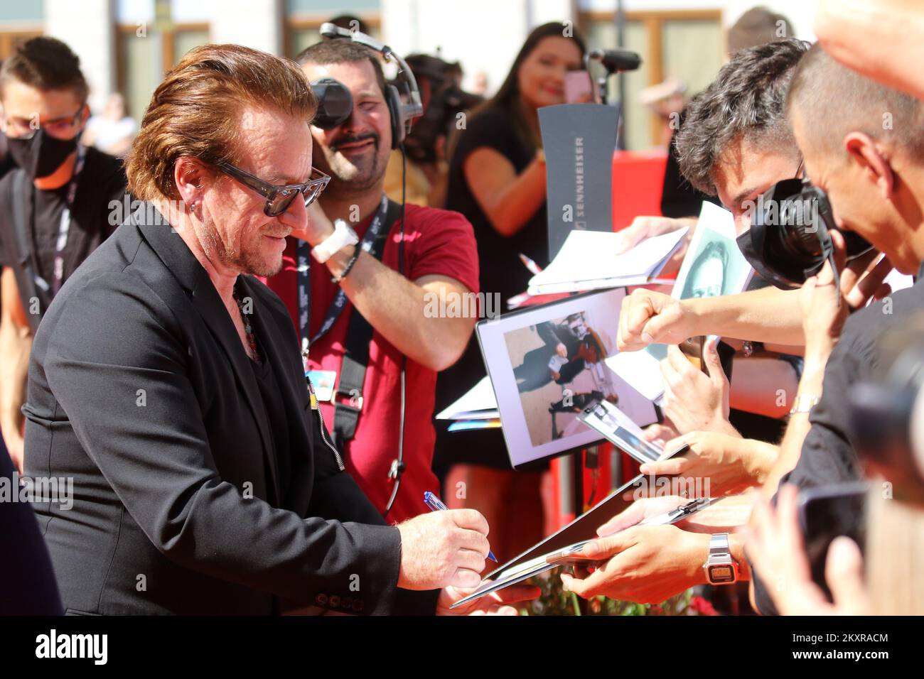 Bono Vox, leader du groupe irlandais U2, est arrivé au Festival du film ...