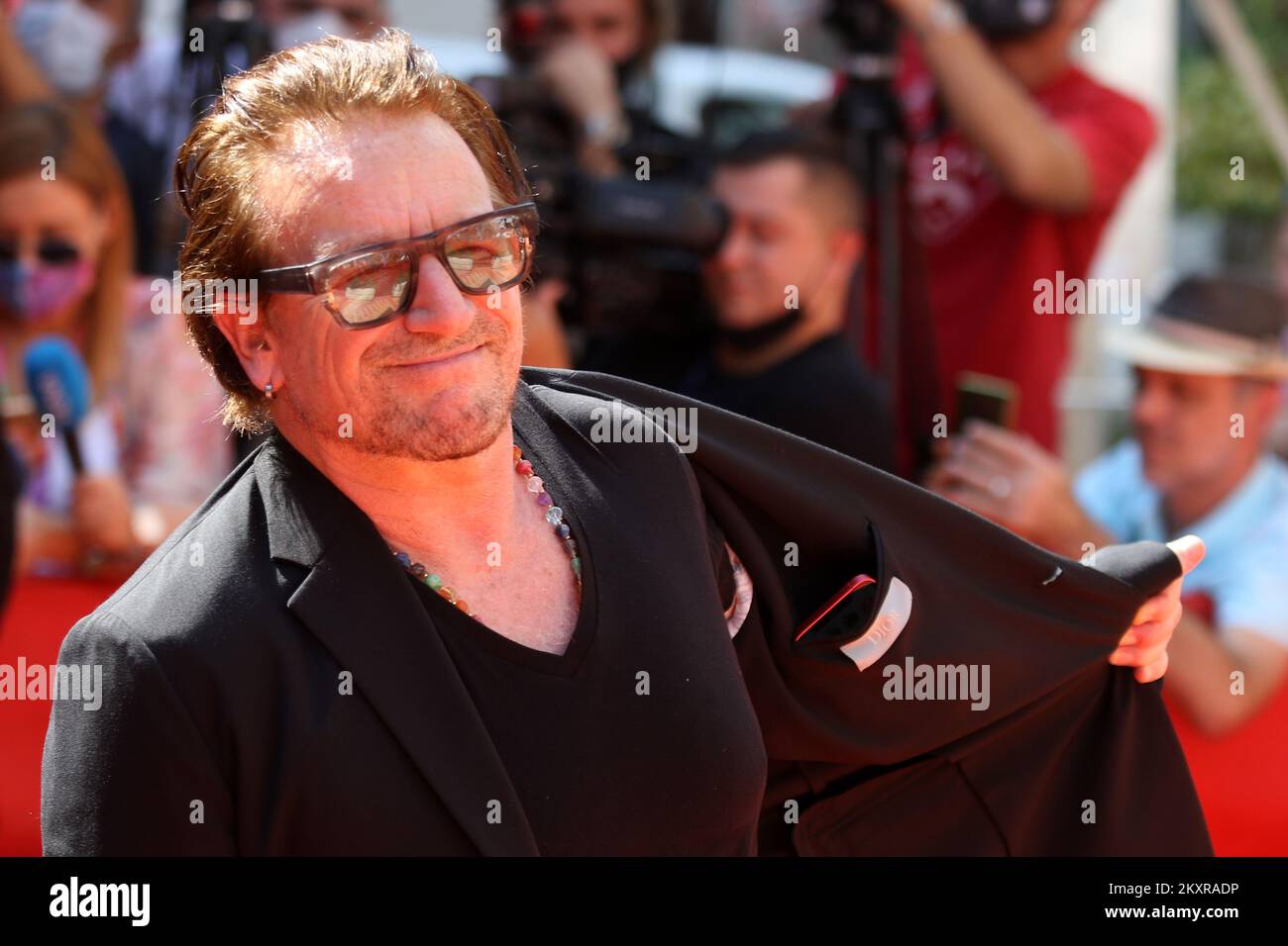 Bono Vox, leader du groupe irlandais U2, est arrivé au Festival du film ...