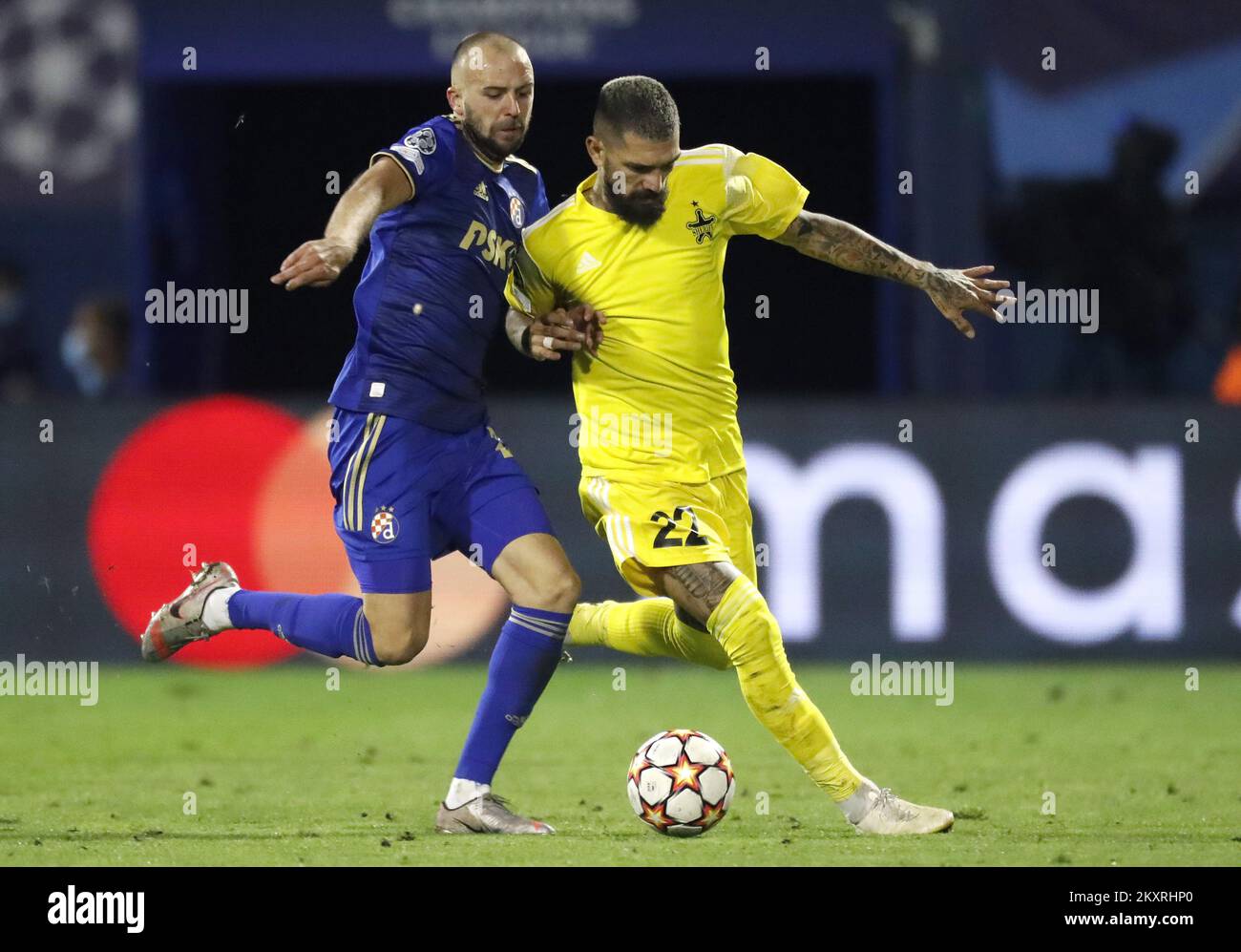 Josip Misic de Dinamo et Dimitris Kolovos de Sheriff concourent pour le ...