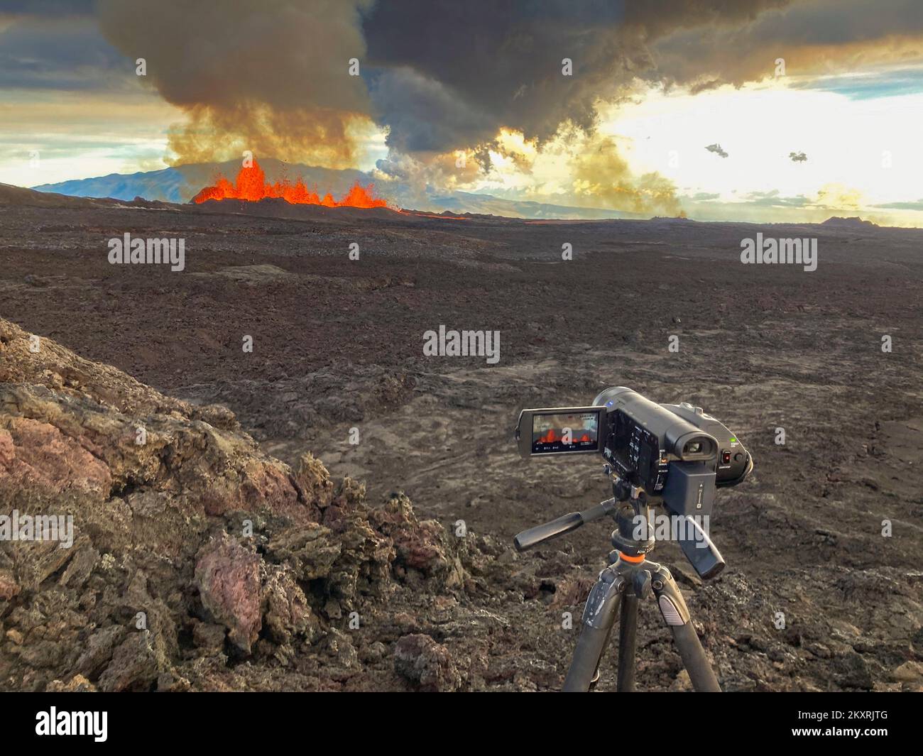 Mauna Loa, États-Unis d'Amérique. 30 novembre 2022. Une caméra vidéo haute définition filme la ...