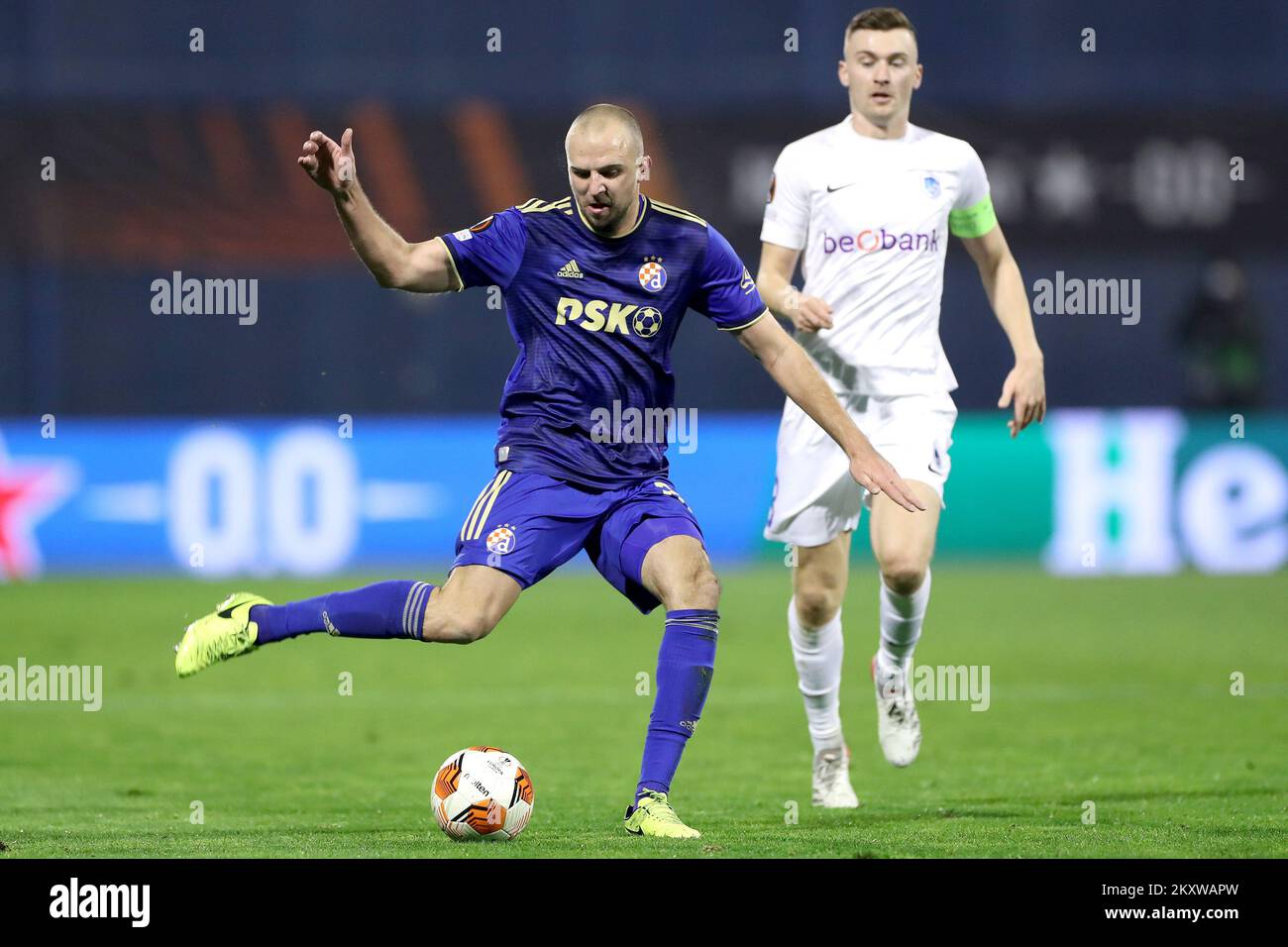 Josip Misic de Dinamo Zagreb passe une balle lors du match H de l'UEFA ...
