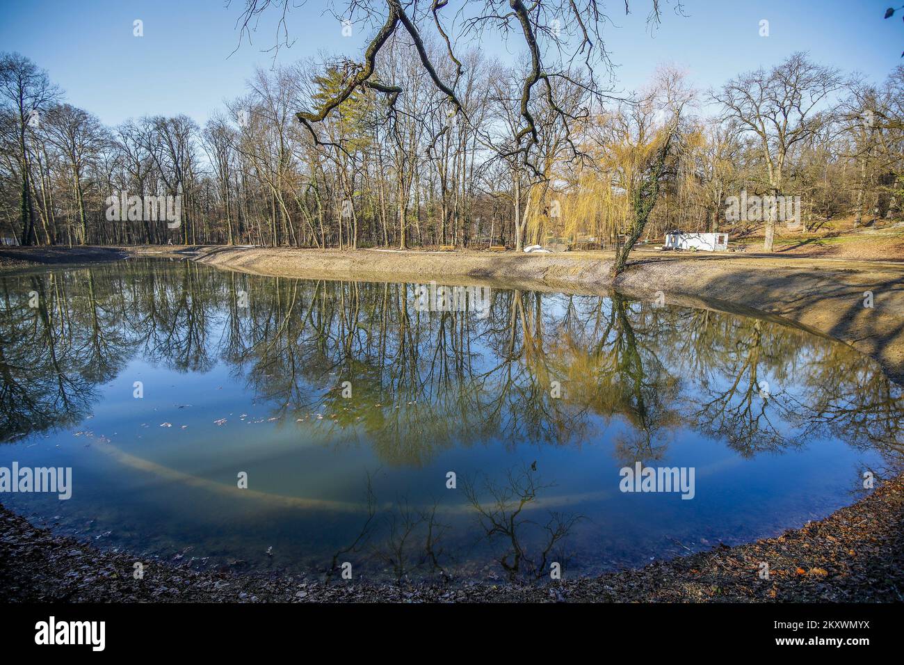 Les lacs du parc Maksimir se remplissent après rénovation à Zagreb, en ...