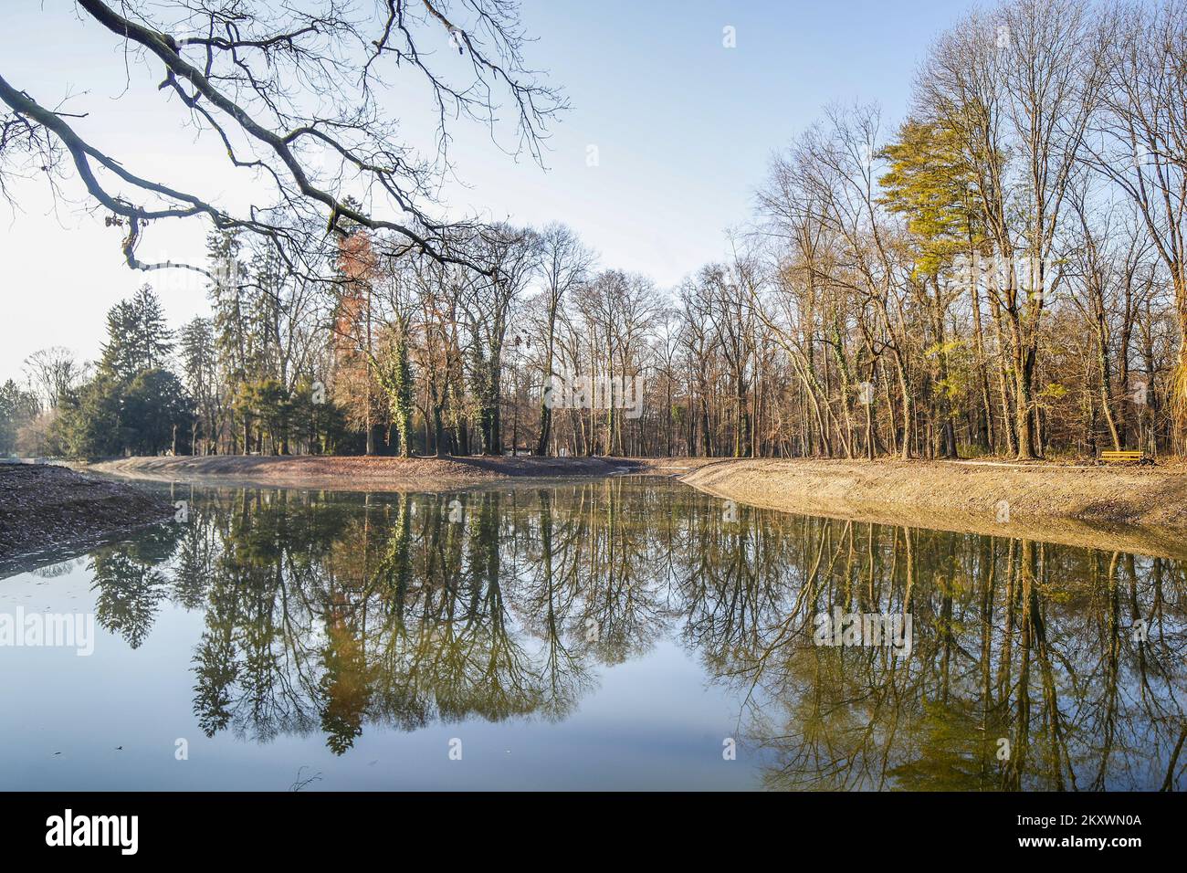 Les lacs du parc Maksimir se remplissent après rénovation à Zagreb, en ...