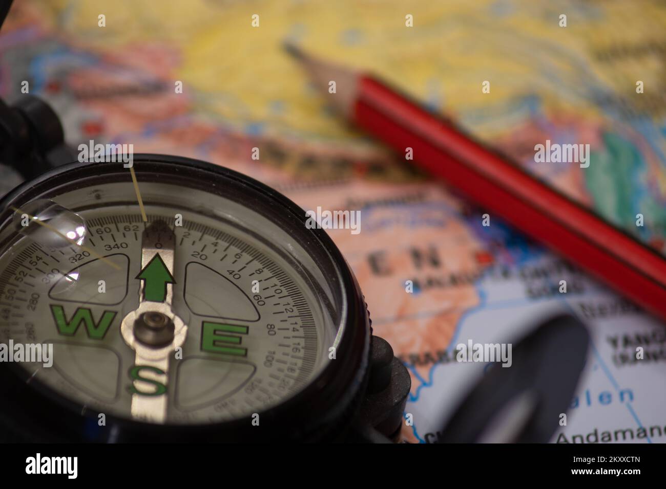 Carte du monde avec boussole Banque de photographies et d’images à ...