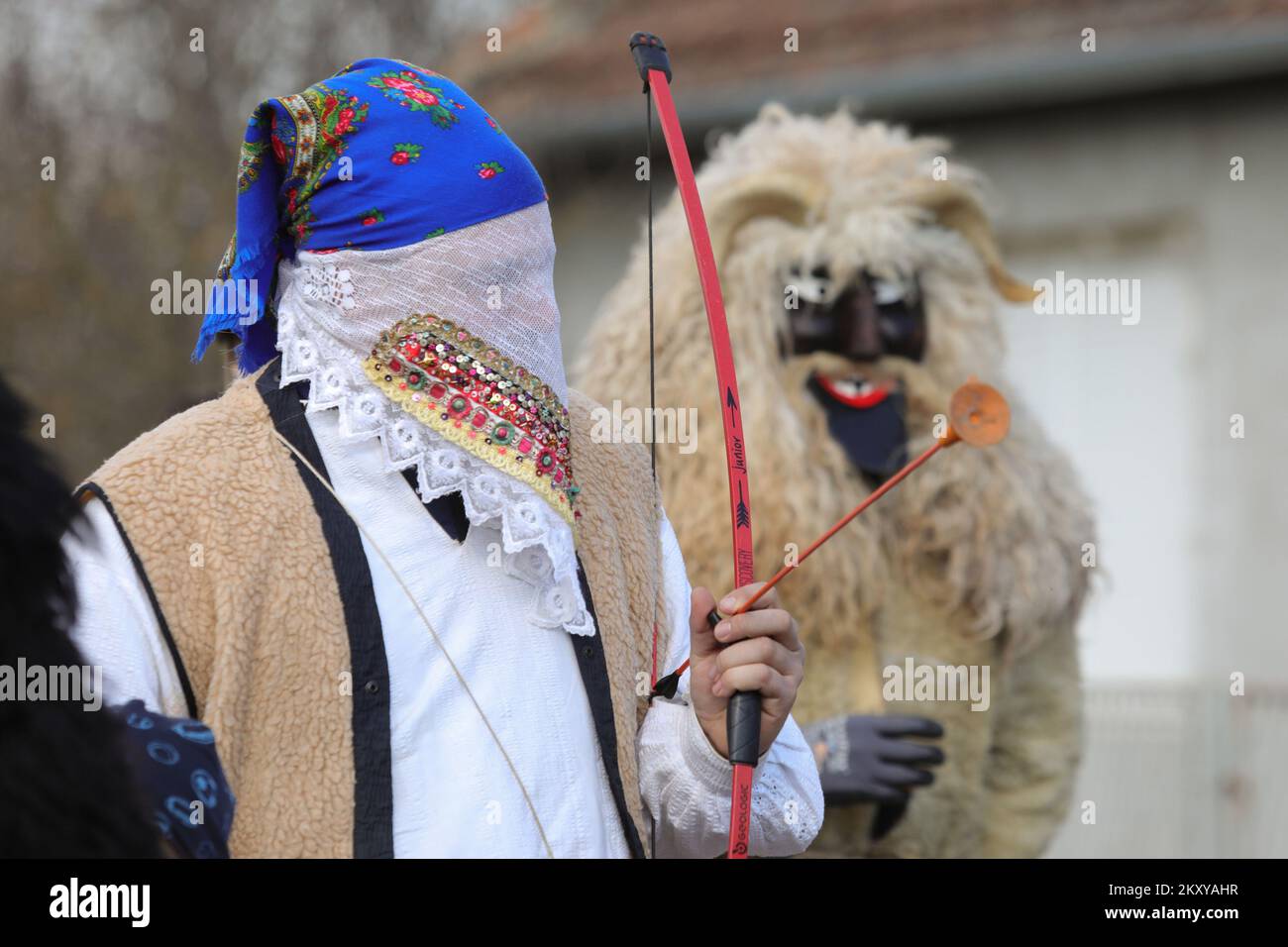 Les personnes masquées appelées bus Baranja participent à la parade ...
