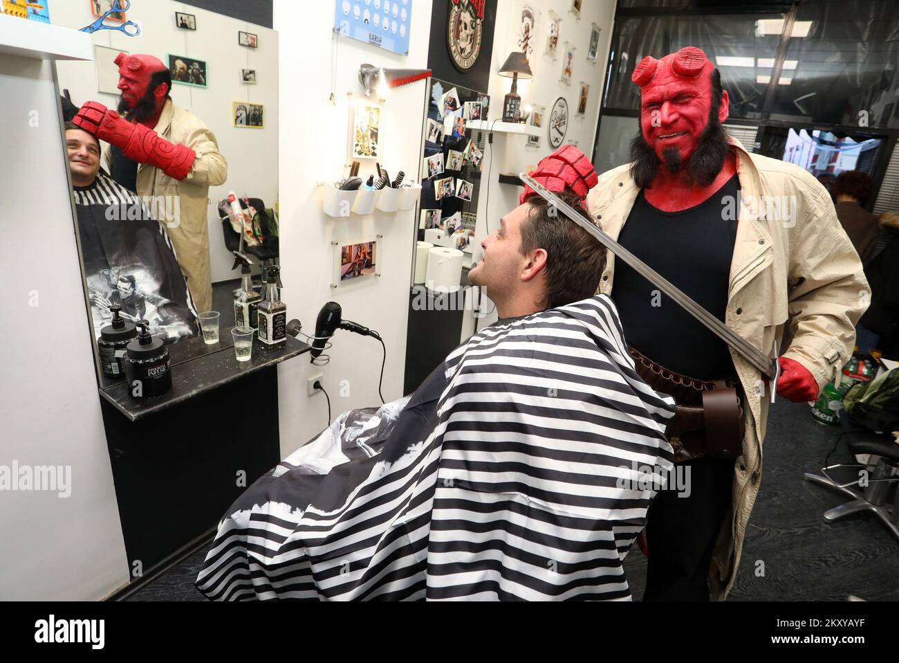 Le coiffeur Tomislav Pudina vêtu d'un costume Hellboy donne une coupe ...