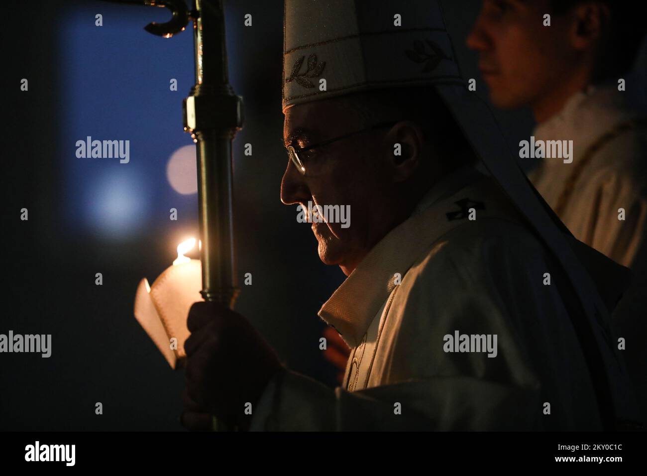 Le cardinal Josip Bozanic pendant la procession catholique comme partie ...