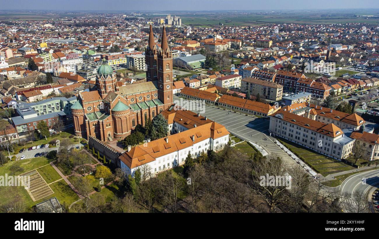 Vue aérienne de la basilique de la cathédrale de Saint-Djakovo ...