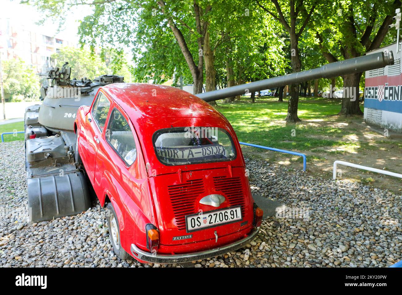 Une installation d'art où vous pouvez voir le fameux Zastava 70 voiture ...