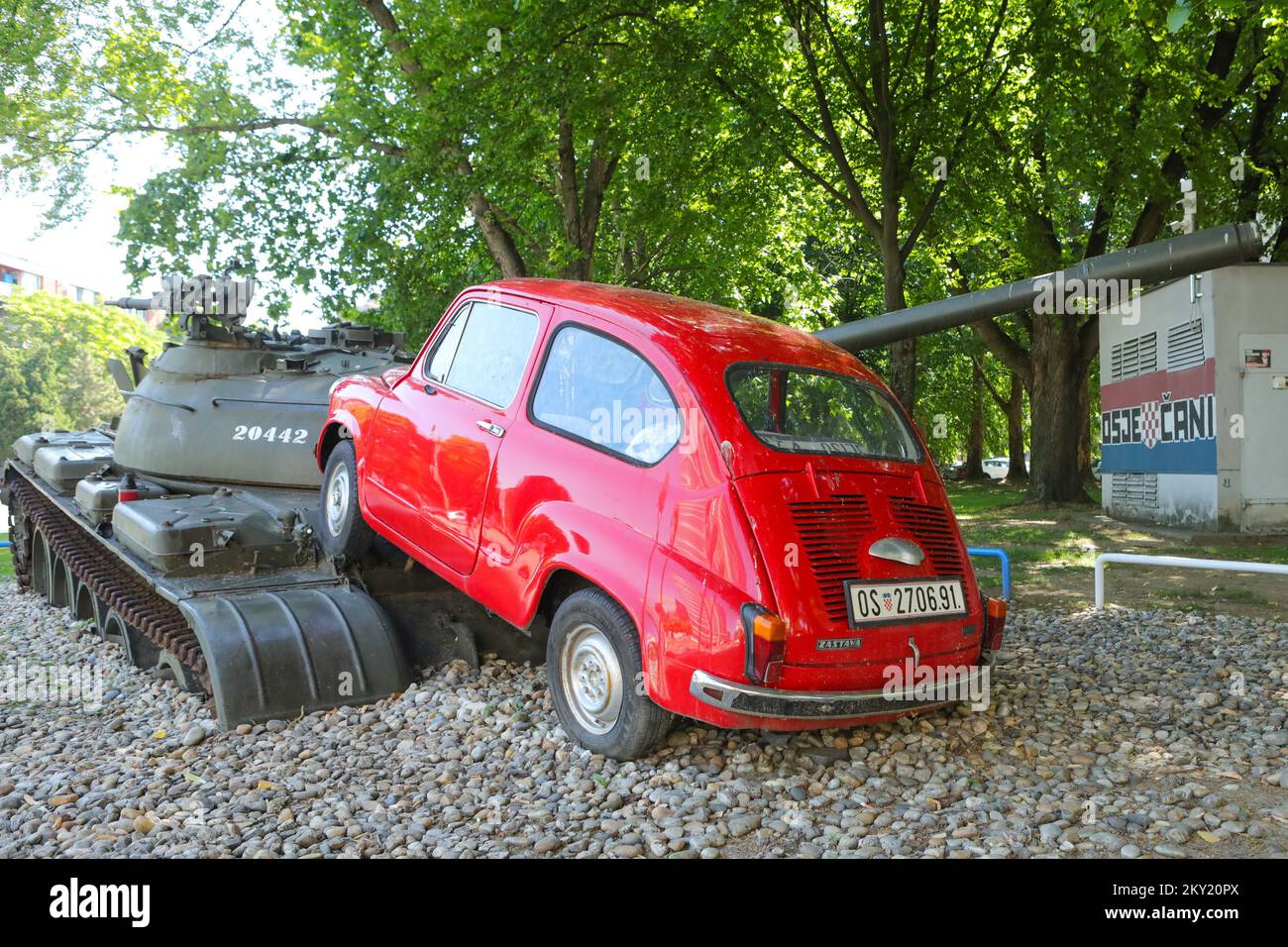 Une installation d'art où vous pouvez voir le fameux Zastava 70 voiture ...