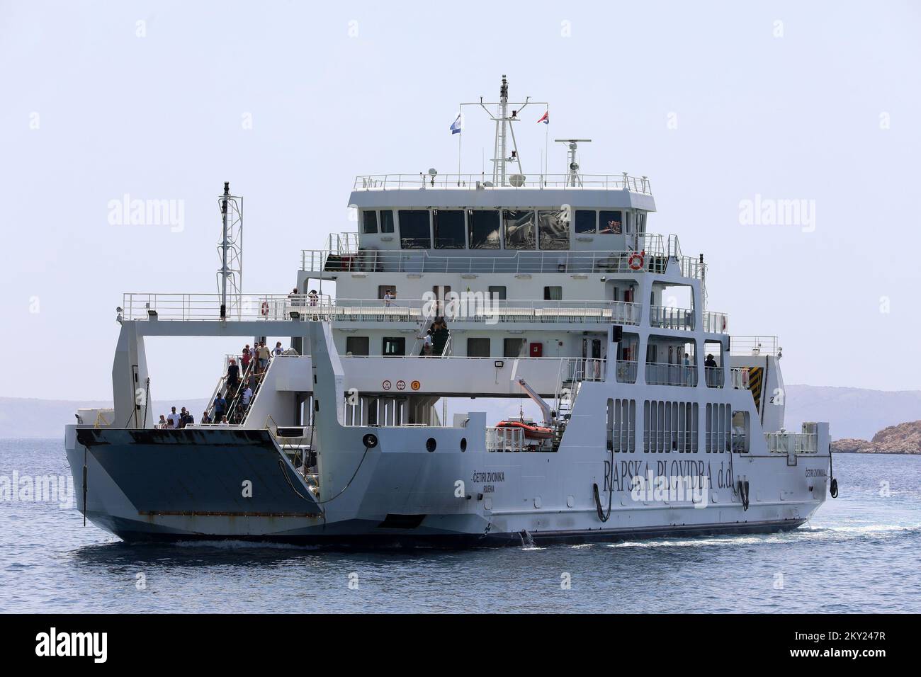 Le ferry Rabska plovidba 'Cetiri zvonika' avec des quais de touristes ...