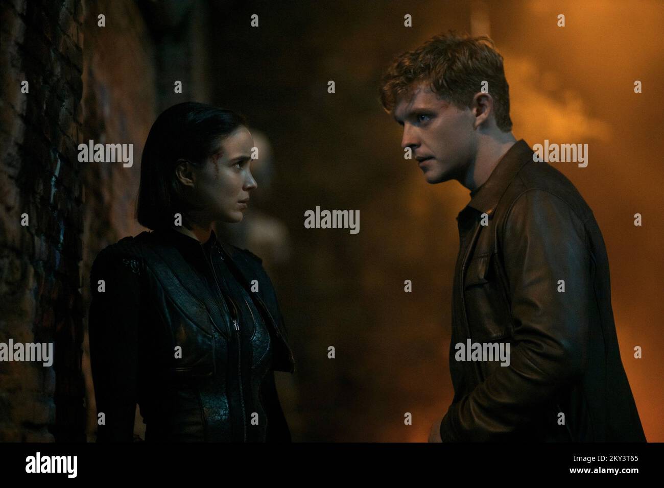 NUN GUERRIER, de gauche à droite: Alba Baptista, Jack Mullarkey ...