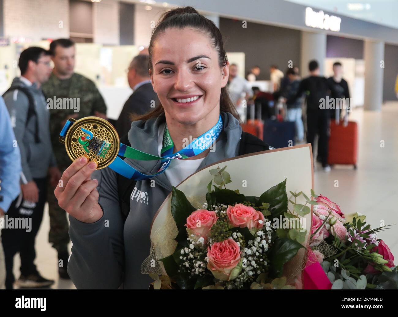 Barbara Matic, championne du Judo, pose avec une médaille d'or lors de ...