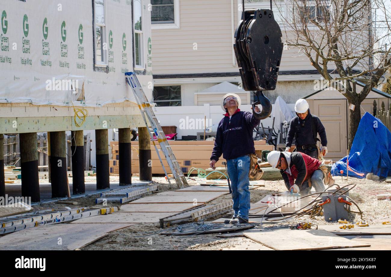Lavallette, N.J., 3 avril 2013 Une équipe de construction reconstruit ...