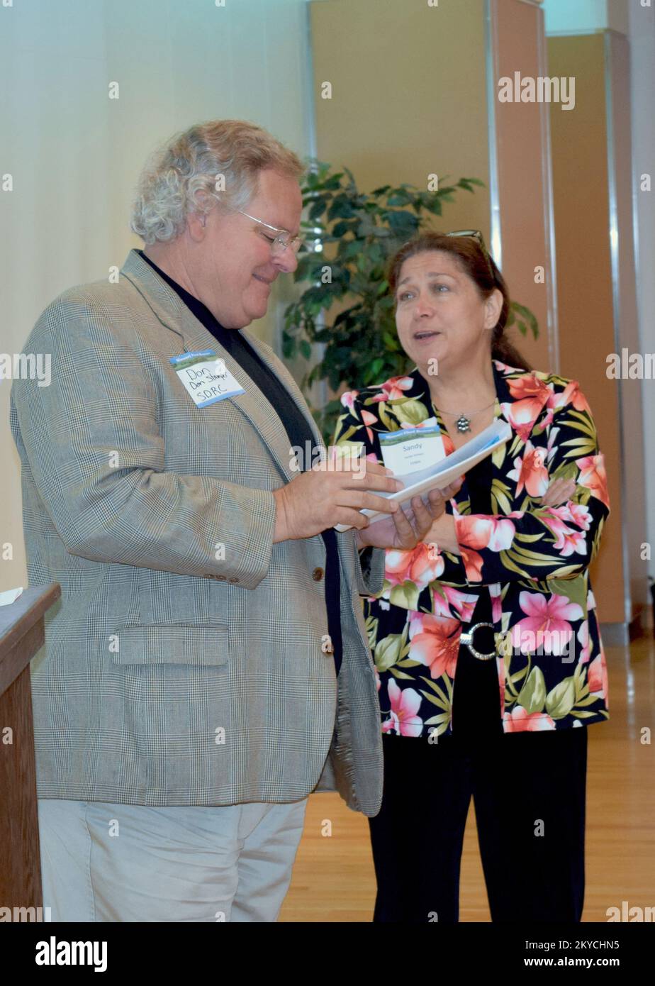 Sandy Schiess, de droite, et Don Stamper, coordonnateur fédéral de la ...