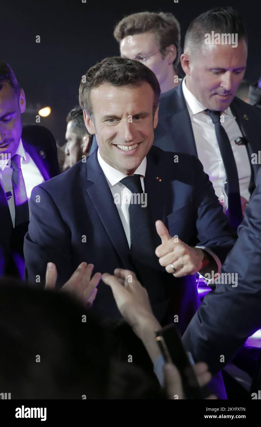 Paris, France. 24th avril 2022. Les partisans applaudissent Emmanuel ...