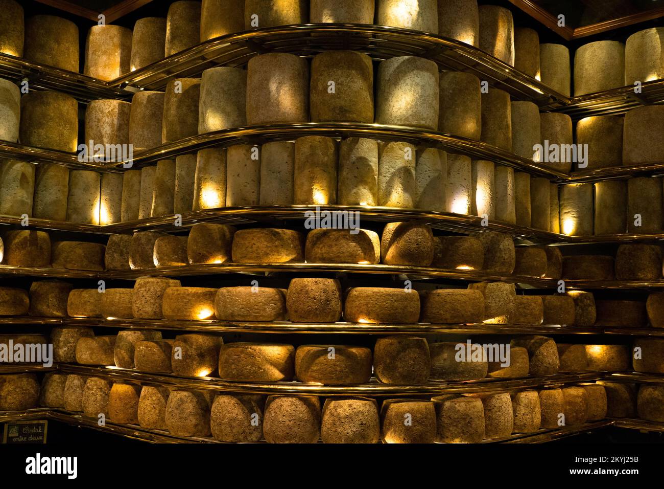 Le plus grand buffet de fromages au monde en France - le plus grand ...