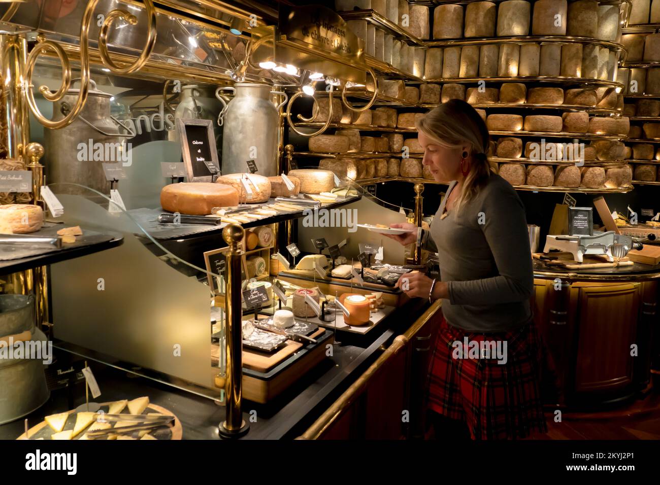 Le plus grand buffet de fromages au monde en France - le plus grand ...