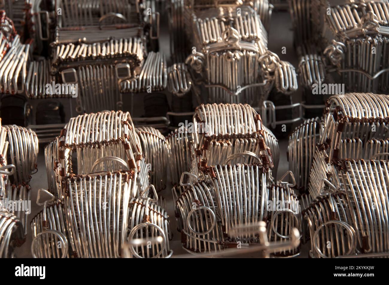 Voitures en fil métallique, marché artisanal, Kinshasa, République ...