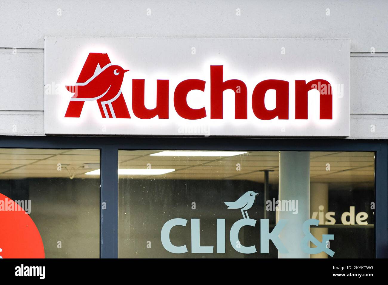 L'illustration montre le signe d'un magasin Auchan avec le logo de la ...