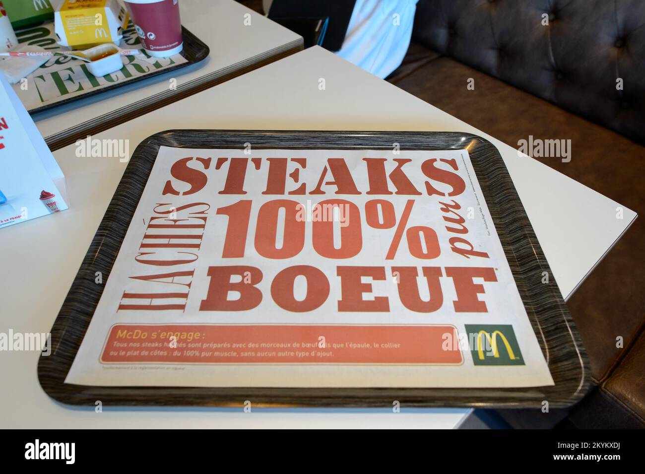LA VILLE-aux-DAMES, FRANCE - 12 AOÛT 2015 : plateau avec publicité ...
