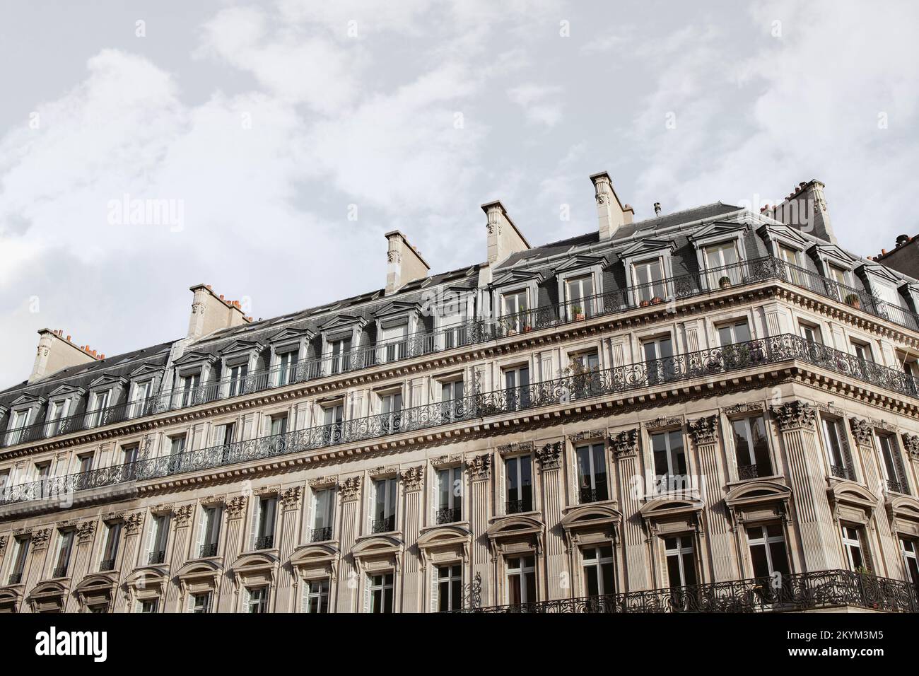 Immeuble parisien classique Banque de photographies et d’images à haute ...