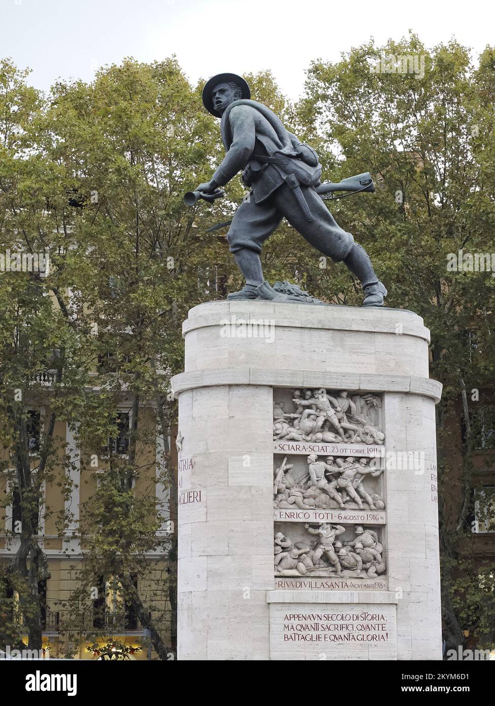 Monument en l'honneur des Bersaglieri devant la célèbre porta pia, l ...