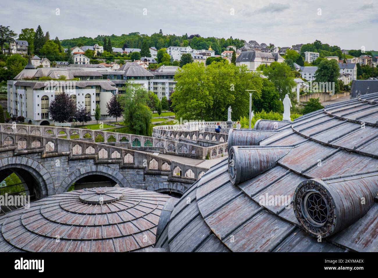 Détails du toit et des tuiles de la basilique notre Dame de Lourdes ...