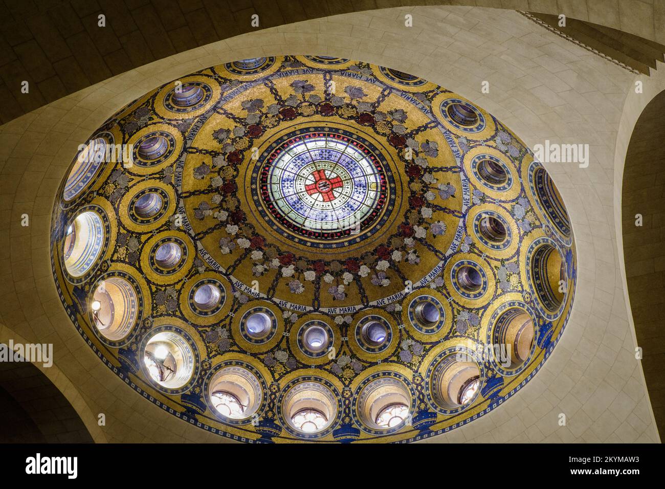 La mosaïque dorée neobyzantine de la coupole à l'intérieur de la ...