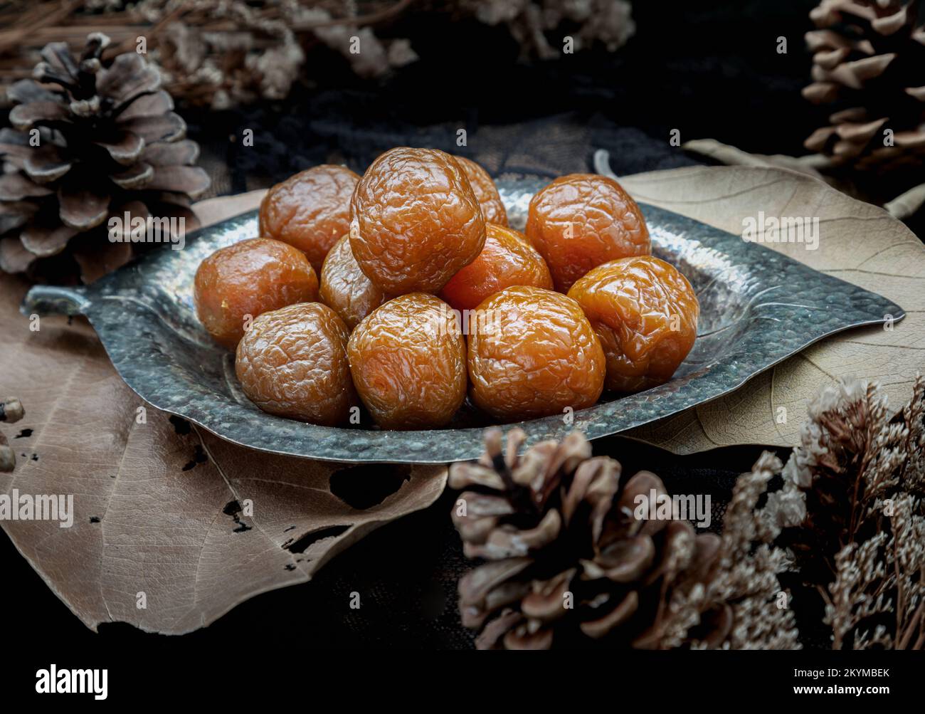 Trois prunes chinoises conservées aromatisées (fruits conservés) sur ...