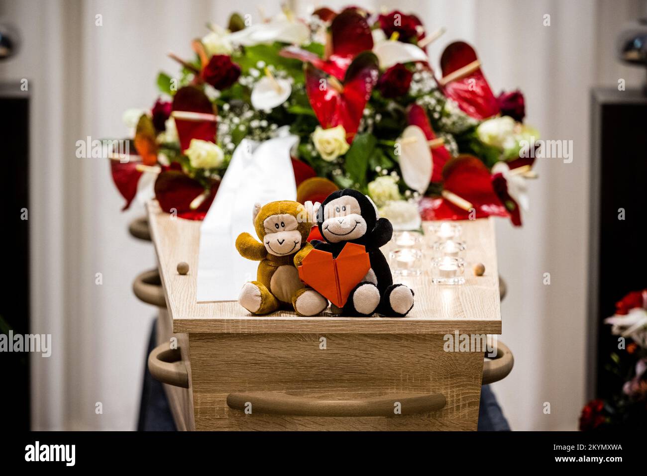 BAEXEM - le cercueil avec Silvana Heber dans la salle de cérémonie du ...