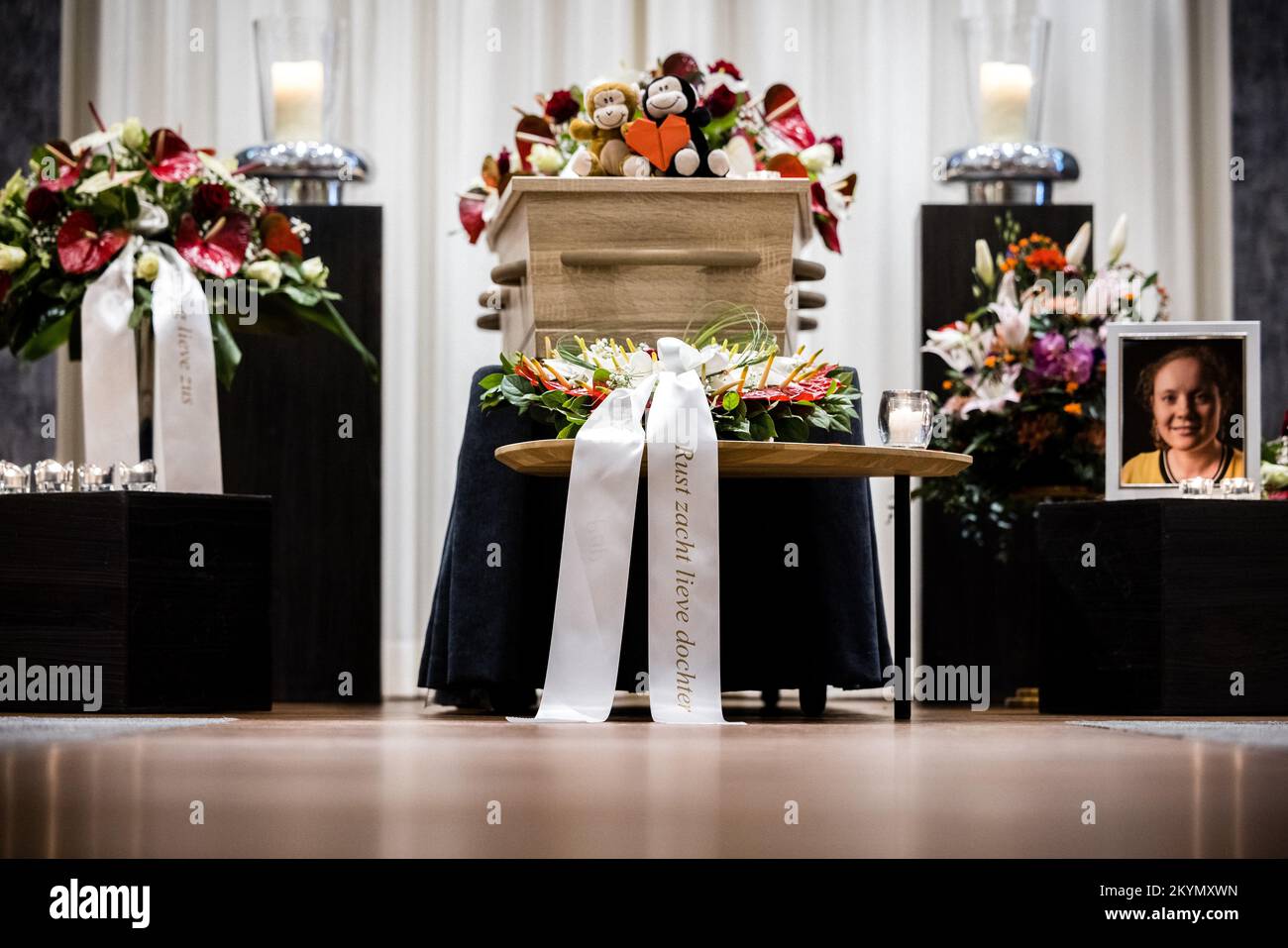 BAEXEM - le cercueil avec Silvana Heber dans la salle de cérémonie du ...