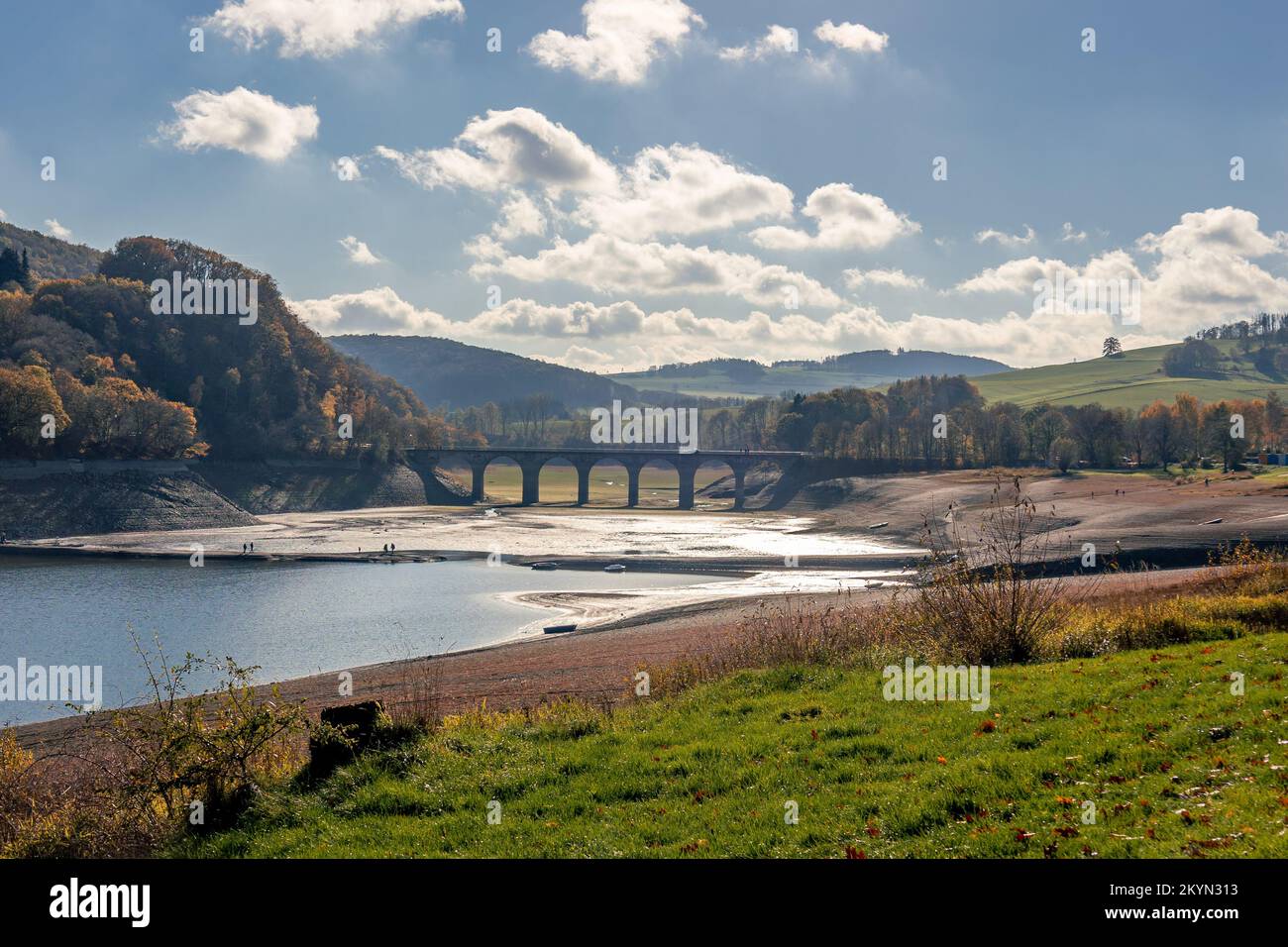 Lac Diemelsee Grand lac de la réserve naturelle Diemelsee, région de ...