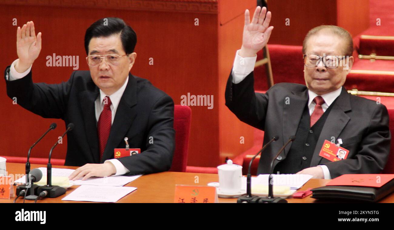 Hu Jintao et Jiang Zeming à la cérémonie de clôture du Congrès national ...