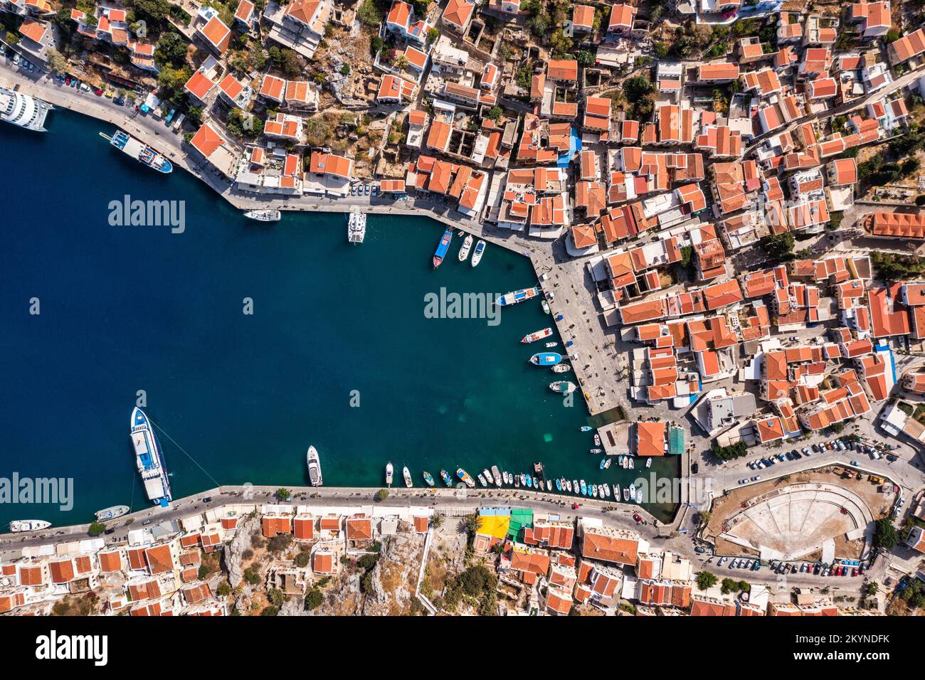Vue sur le port de l'île de Symi (Simi), yachts classiques, maisons sur ...