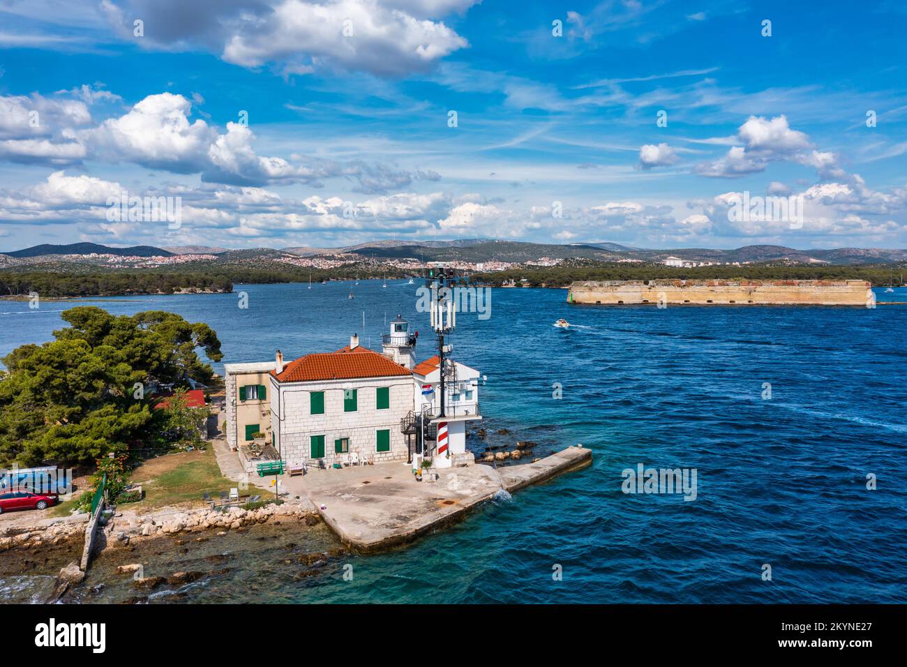 Phare de Jadrija dans la baie de Sibenik vue aérienne, archipel de ...